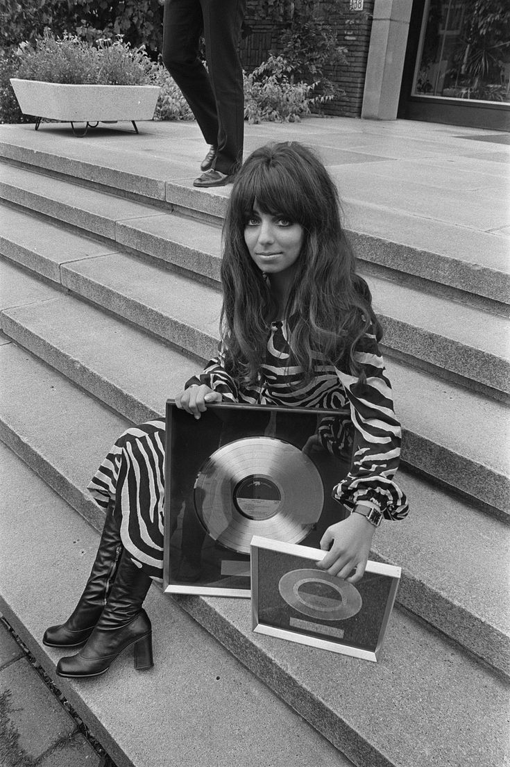 Mariska Veres: La voz y el estilo que marcó una época • FineDresser