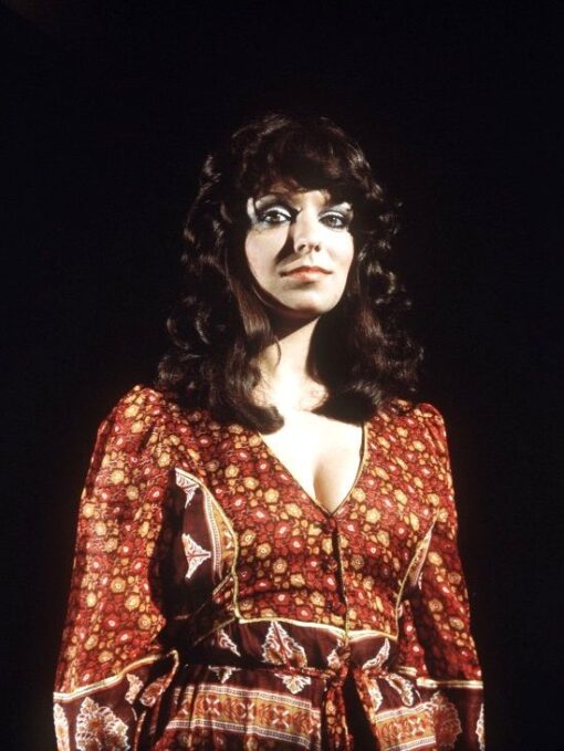 Mariska Veres: La voz y el estilo que marcó una época • FineDresser