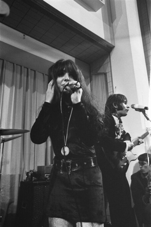 Mariska Veres: La voz y el estilo que marcó una época • FineDresser